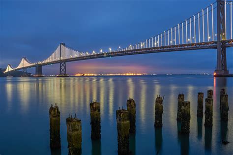 아름답게 조명 오클랜드와 샌프란시스코 캘리포니아를 연결하는 오클랜드 베이 브리지 오클랜드 캘리포니아에 대한 스톡 사진 및 기타 이미지 오클랜드 캘리포니아 캘리포니아