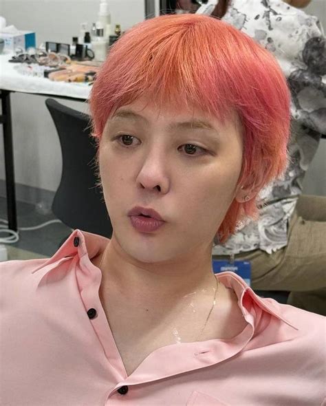 지드래곤 침대서 우유 케어받는 부스스한 얼굴‥패션 지적엔 발끈 손에 잡히는 뉴스 눈에 보이는 뉴스 뉴스엔