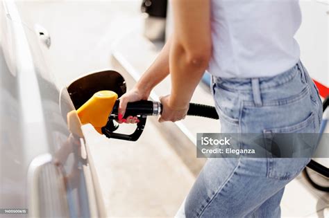 연료 펌프에서 가스 탱크에 연료를 보급하는 여성의 클로즈업 가격에 대한 스톡 사진 및 기타 이미지 가격 가솔린 갤런 Istock