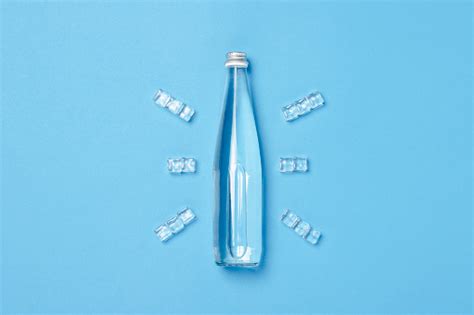 얼음 조각과 파란색 배경에 맑은 물이있는 유리 병 건강과 아름다움 물 균형 갈증 열 여름의 개념 플랫 레이 상단 보기 배너 파란색에 대한 스톡 사진 및 기타 이미지 Istock