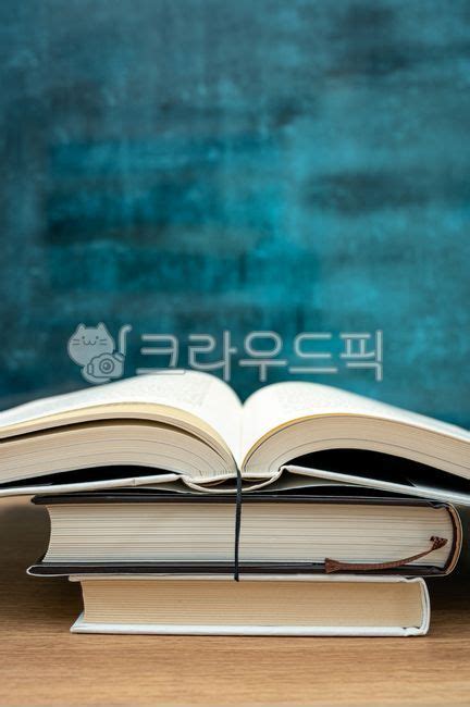 연구 독서 발명 책읽기 테이블 사진 이미지 일러스트 캘리그라피 재로미작가