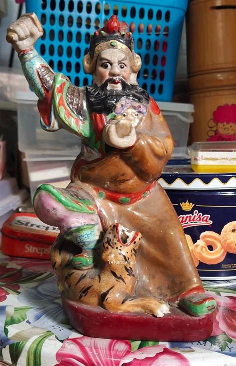 เจ้าพ่อเสือขนาดบูชาหน้าตัก3 5นิ้ว เนื้อกระเบื้องกังไสประเทศจีนเก่ามีอายุ สูง7 5นิ้วน่าบูชาและ