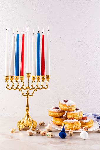 축제 간식과 하누카 상징이 있는 대리석 테이블에 화려한 불타는 촛불이 있는 아름다운 금 촛대 마이너 수직 보기 겨울에 대한 스톡 사진 및 기타 이미지 Istock