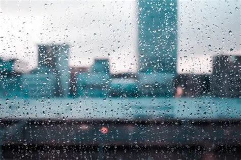 4k雨景壁纸｜雨天城市背景图片 朦胧都市「哲风壁纸」