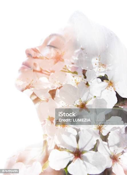 편안 하 고 부드럽게 그녀의 머리 뒤로 그녀의 마와 머리카락 기울이기 젊은 자연 아름다움의 이중 노출 섬세 한 향기로운 백색 꽃으로 완벽 하 게 결합 아름다움에 대한 스톡