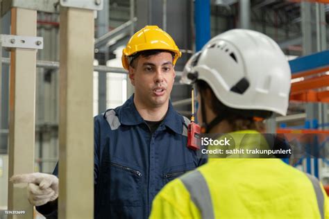 엔지니어는 예비 부품 목록을 확인하고 아시아에서 대중 교통 기관차를 유지 관리합니다 2명에 대한 스톡 사진 및 기타 이미지 2명 개발 건강한 생활방식 Istock