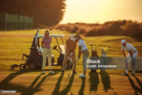 해질녘에 골프를 치는 사람들 골프에 대한 스톡 사진 및 기타 이미지 골프 골프 선수 여자 Istock