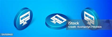 파란색 배경에 격리 된 텍스트 작업 아이콘이있는 아이소메트릭 컴퓨터 모니터 파란색 원 버튼입니다 벡터 일러스트레이션 3차원