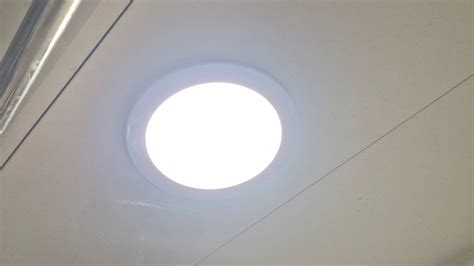 혹시 욕실등에 대해서 잘 아는 사람 있을까 몇년전에 화장실 공사를 새롭게 했는데 이렇게 생긴 동그란 조명 하나가 고장 났어 바꾸고 싶어서 지름를 재보니 172mm 정도
