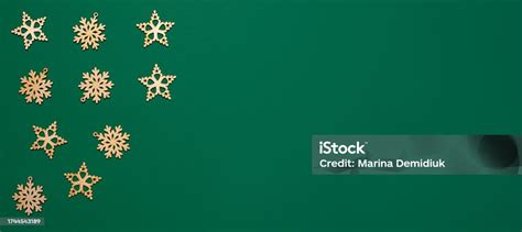 새해 녹색 배경입니다 나무 장식입니다 별과 눈송이 모양입니다 평면도 색종이 조각 축제 배경 노엘 배너 템플릿입니다 크리스마스 프레임 지속 가능한 크리스마스 플라스틱 프리