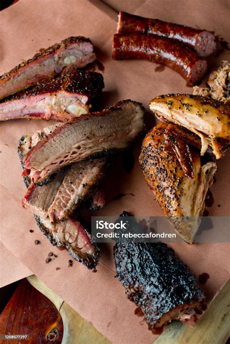 바베큐 플래터 전통적인 텍사스 스모크 하우스 쇠고기 Brisket 돼지 고기 소시지 느린 훈제 칠면조 맥 앤 치즈 감자 샐러드 Coleslaw 고구마 돼지 고기 N콩 피클