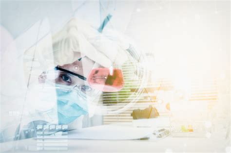 과학자의 이중 노출 처럼 화학 물질을 혼합 실험 과학에 특정 활동 영화 효과를 모의 현미경 개발 복사 공간 항목 데이터를 사용 Dna에 대한 스톡 사진 및 기타 이미지