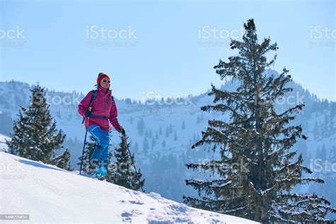 독일 바이에른주 알가우 알프스에서 스노우슈즈를 신고 있는 시니어 여성 건강한 생활방식에 대한 스톡 사진 및 기타 이미지 건강한 생활방식 겨울 겨울 스포츠 Istock