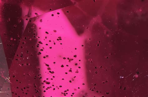 اینکلوژنهای جامد نامعمول در یاقوت سرخ مصنوعی Flame Fusion سنگ شناس