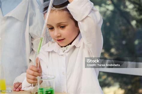 매력적인 똑똑한 백인 아이 소녀 초등학생은 학교 화학 실험실에서 화학 실험을 수행합니다 2명에 대한 스톡 사진 및 기타 이미지