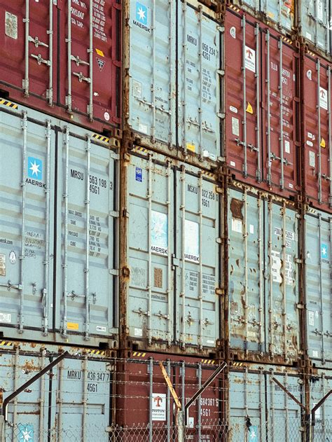 집 밖의 간 거리 그래피티 그런지 그림자 금속 녹슨 데님 도시 패션 도시의 배송 벽 복장 산업 환경 산업의 성인 셔츠 스타일 여성 여자