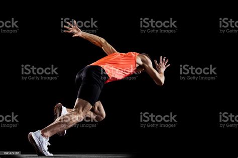 젊은 남성 프로 운동 선수의 전체 길이 측면 보기 초상화 실행 검은 스튜디오 배경에 고립 된 훈련 25 29세에 대한 스톡 사진 및 기타 이미지 Istock