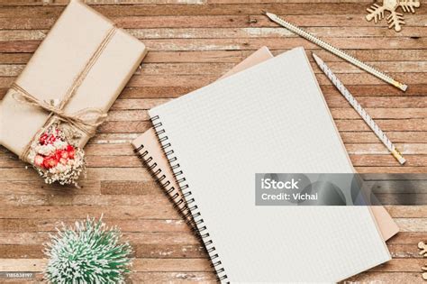 선물 상자와 크리스마스 장식품 장식 나무 배경에 빈 노트북의 상단보기 위시리스트 또는 할 목록에 대한 노트북과 Mockup Xmas 배경 복사 공간이있는 평평한 누워 0명에