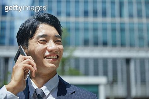 비즈니스 비즈니스 주제 비즈니스맨 사업가 통화중 움직이는활동 스마트폰 통화중 휴대폰 전화기