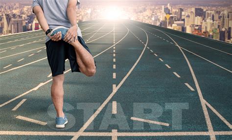 젊은 남자 운동 다리는 동기 부여 시작 개념에 대한 현대 도시 스카이 라인에 목표와 자유에 실행 할 준비가 시작 기호에 서있다 40 44세에 대한 스톡 사진 및 기타 이미지