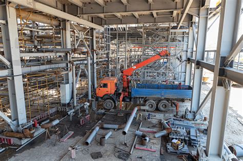 리프팅 붐이 있는 모바일 트럭이 작업장 안에 서 있습니다 0명에 대한 스톡 사진 및 기타 이미지 0명 강철 건설 기계류 Istock