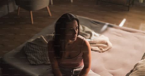 침대에 앉아 밤에 생각하는 슬픈 여자 사진 Unsplash의 정신 질환 이미지