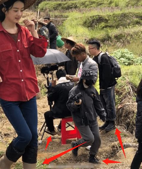 赵丽颖干农活路透曝光！拿着锄头在地里干活，干农活动作十分熟练穿着