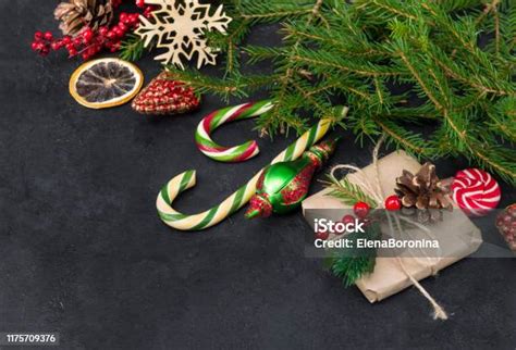 전나무 가지 사탕 사탕 원두 선물 상자 크리스마스 눈송이 조각 말린 오렌지 분기 빨간 열매 크리스마스 장식 0명에 대한 스톡 사진 및 기타 이미지 Istock