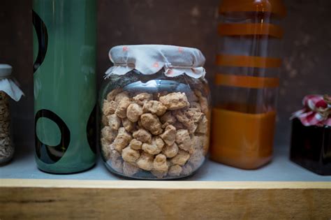 다양 한 생 쌀된 시리얼 곡물 콩 나무 테이블 유리 항아리에 건강 한 요리 파스타 흰색 배경 클로즈업 먹고 채식 균형 잡힌된 다이어트 식품 개념 정리 건강한 식생활에 대한