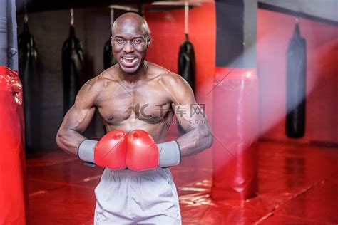 摆在照相机前面的年轻爱好健美者高清摄影大图 千库网