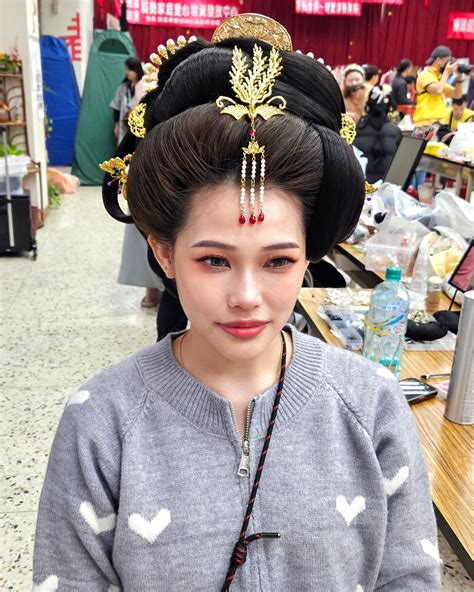 凝霜閣漢服妝造．紫霜 🍀【工事紀錄】🍀 造型記錄篇 上周末工作室的造型師們一起在 桃園信仰生活節 Facebook