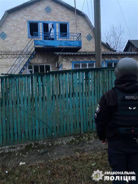 Внаслідок падіння уламків дронів на Київщині пошкоджено будинки автівки та кафе Хронікерс