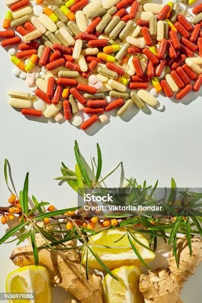 단단한 빛 그림자 자연 의학 대 전통 의학 개념 평면도 복사 공간이 있는 흰색 배경에 감기와 독감을 치료하는 대체 요법 및 전통