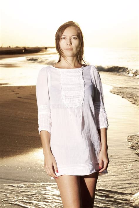 Vrouwelijk Model Op Het Strand Stock Afbeelding Image Of Overzees Strand 24034903