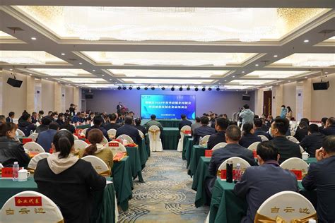 湖北鄂州鄂城区举行春季政银企对接会，262家企业获奖励近2000万元！发展政策会上
