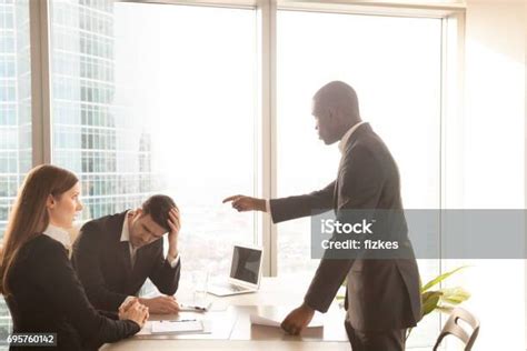 백인 직원 실패에 대 한 꾸 지 람에 화가 아프리카계 미국인 보스 가리키기에 대한 스톡 사진 및 기타 이미지 가리키기 거절 경영자 Istock