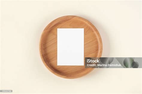 나무 접시에 빈 종이 시트 파스텔 베이지 색 배경 카드 모형 우아한 웨딩 레이아웃 말린 꽃의 꽃다발은 팜파스 잔디 최소한의 에코 템플릿 소프트 섀도우 미적 인테리어 화이트