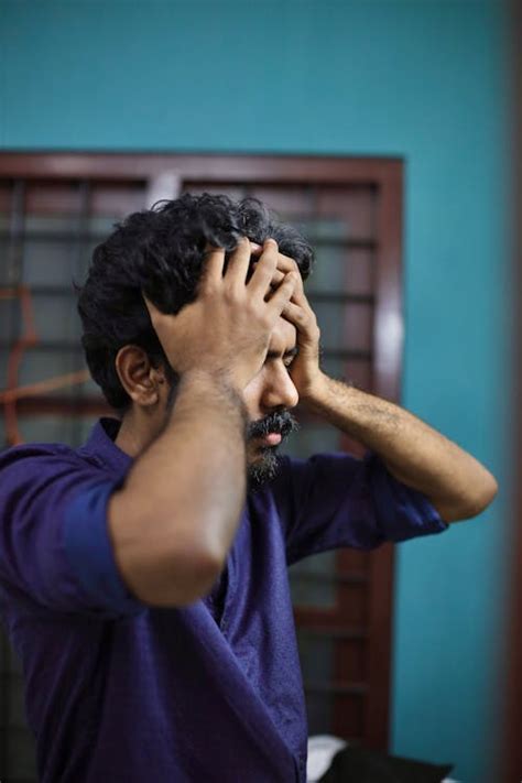 감정 걱정 검은 머리 고립된 깊은 생각 남성 남자 내적 갈등 당황 두통 머리에 손 몸짓 문제 해결 사색 중인 세로 형식 수염 숙고하다 스트레스