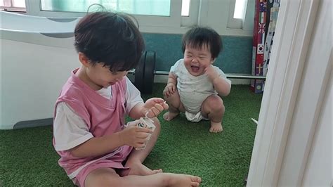 사랑스러운 형제 ️형이 쥬스주니깐 기분이 너무 좋앙 형제맘 육아 Youtube