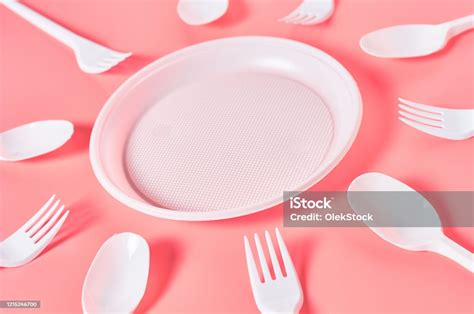 분홍색 배경에 흩어져있는 일회용 플라스틱 기구 환경 생태 피크닉 파티 및 기타 이벤트에 대한 레크리에이션의 개념 0명에 대한 스톡 사진 및 기타 이미지 Istock