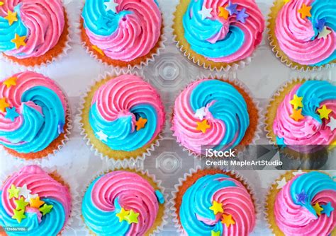 유니콘 핑크 블루 크림 및 뿌리를 설탕 프로 스 팅과 컵 케이크 장식 컵케이크에 대한 스톡 사진 및 기타 이미지 컵케이크
