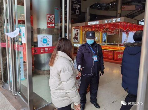 万秀区督促辖区商场超市落实疫情防控“十严格”防疫