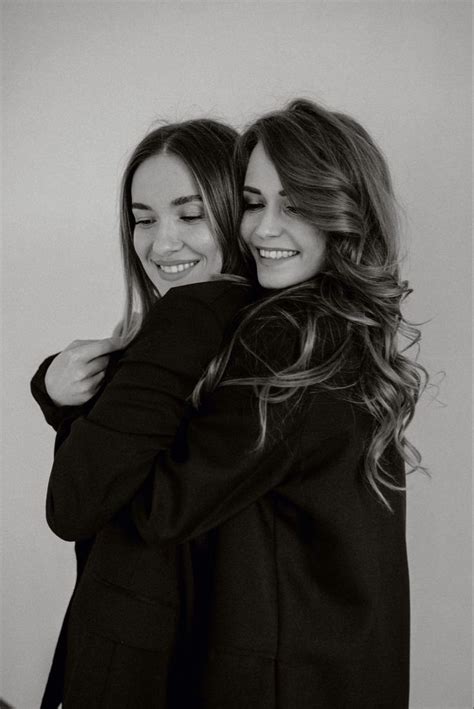 Пин от пользователя Kamziee на доске Self Photography Ideas в 2024 г Позы сестеры Фотосессия