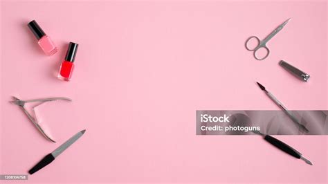 분홍색 배경에 매니큐어 및 페디큐어 도구 복사 공간이 있는 맨 위 뷰입니다 네일 살롱 배너 디자인 템플릿입니다 뷰티 트리트먼트 및 핸드 케어 컨셉 네일아트에 대한 스톡 사진