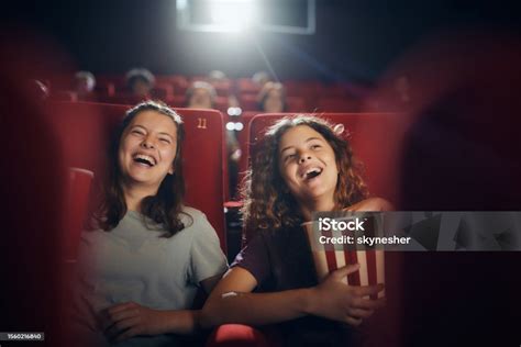영화에서 만화를 보면서 즐거운 시간을 보내는 쾌활한 소녀들 아이에 대한 스톡 사진 및 기타 이미지 아이 Film Festival Film Premiere Istock