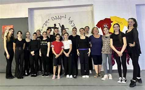 გოგონების ლაზურის ჯგუფი 18 00