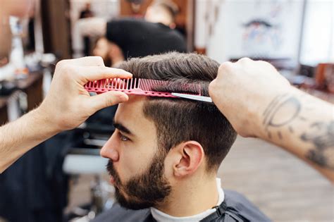 Hombre Y Moda Corte De Pelo En La Peluquería Foto De Stock Y Más Banco