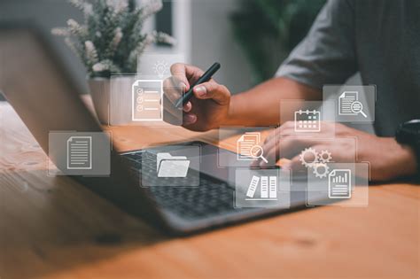 비즈니스 개발자는 민첩한 소프트웨어 개발 및 린 프로젝트 관리를 위해 랩톱에서 Kanban 보드 프레임워크를 사용합니다 이 도구는 빠른 변경 및 백로그 관리를 용이하게