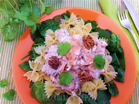 Farfalle w śmietanowym sosie z wędzonym łososiem i świeżym szpinakiem ...