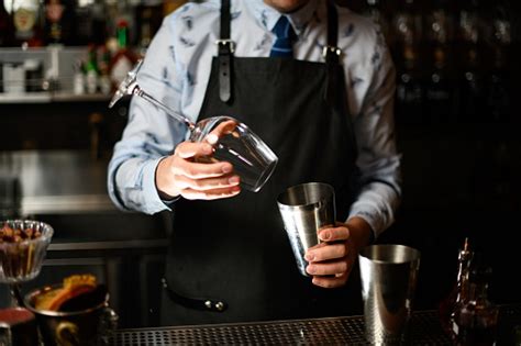 바텐더는 칵테일을 만들기 위해 유리와 셰이커를 준비합니다 가득 찬에 대한 스톡 사진 및 기타 이미지 가득 찬 갈색 개체 그룹 Istock